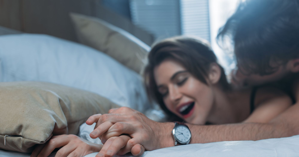 Squirt – co to jest? Jak doprowadzić do kobiecego wytrysku?